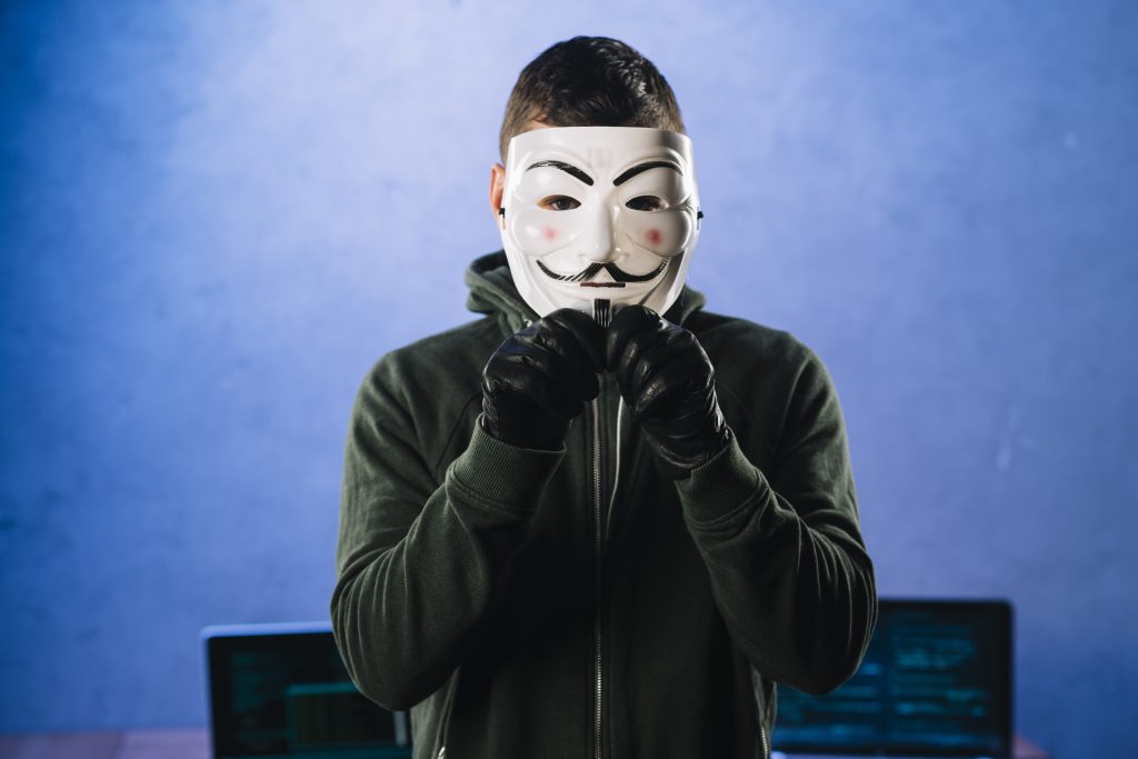The Decentralization and Structure of Anonymous as a Global Movement
